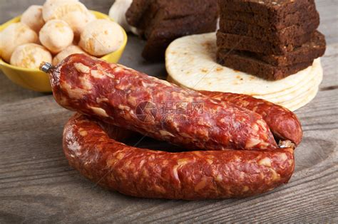 饭桌上有香肠和面包的死胡同圆形静物香料食物熏肉木头产品熟食木板熏制高清图片下载 正版图片320746060 摄图网