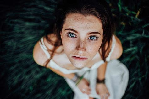 デスクトップ壁紙 青い目 ビューアを見て 女性 ブルネット Ailish Slater 2048x1367 Hallgat 1156692 デスクトップ壁紙