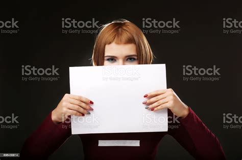 빈 빈 보드에 보여주는 젊은 여자 다채로운 스튜디오 초상화 검은 배경에 고립입니다 텍스트를 위한 공간 공란에 대한 스톡 사진 및 기타 이미지 Istock