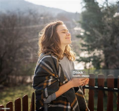 시골 집의 테라스에서 모닝 커피와 자연 경관을 즐기는 행복한 명랑한 아름다운 곱슬 곱슬 젊은 여성 가을에 대한 스톡 사진 및 기타 이미지 Istock