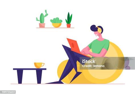 프리랜서 직업 개념 집에서 노트북에 먼 작업 안락 의자에 앉아 편안한 남자 프리랜서 캐릭터 작업자 창의력 프로세스 원격 작업장 만화 플랫 벡터 일러스트 개념에 대한 스톡