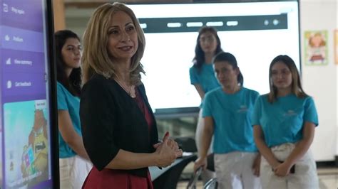 Студенти създаваха задачи и уроци за ученици в открита класна стая на МОН разширен репортаж