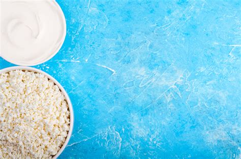 파란색 배경에 생활 용품입니다 요구르트 사 우 어 크림 코 티 지 치즈입니다 건강 식품과 다이어트 개념입니다 공간에 복사 합니다 상위 뷰 거품 내기에 대한 스톡 사진 및