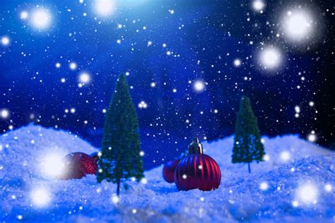 전나무 밤 하늘과 달 을 통해 눈에 크리스마스 공 크리스마스 배경 얕은 피사계 심도 크리스마스 배경입니다 동화 매크로 인공 마법 꿈꾸는 세계 0명에 대한 스톡 사진 및 기타