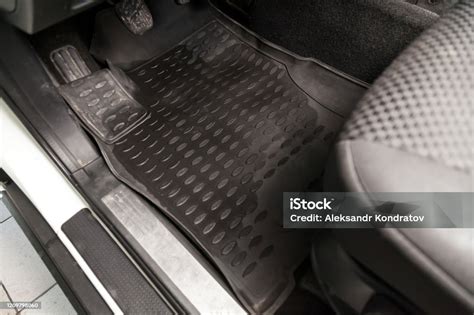 드라이 클리닝 전에 세부 차량에 대한 작업장에서 가스 페달과 브레이크와 검은 고무의 Сar 바닥 매트 자동차 서비스 산업 세단의 인테리어 가속 페달에 대한 스톡 사진 및