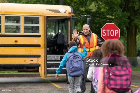 웃는 횡단 경비는 학생들이 안전하게 학교 버스에 얻을 수 있도록 건널목 안전 당번에 대한 스톡 사진 및 기타 이미지 건널목 안전 당번 교육 개발 Istock