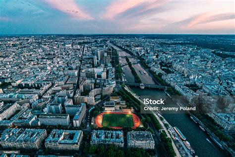 파리의 세느 강 옆에 있는 조명이 켜진 에밀 앙투안 스타디움의 에펠탑에서 바라본 높은 전망 황혼의 퐁 드 비르하킴 파리 일 드 프랑스에 대한 스톡 사진 및 기타 이미지