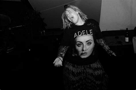 Adele Compra Estoque De Cartões Com Sua Caricatura Em Loja Na Inglaterra Monet Música