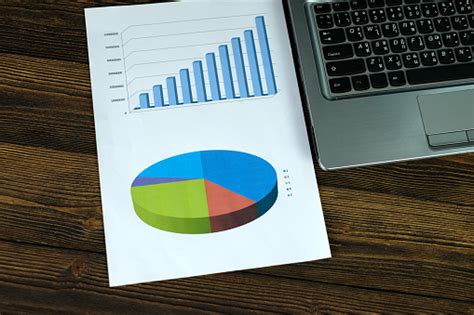 노트북 노트북 컴퓨터와 작업 테이블 사업 비전 및 금융 분석 개념 계획에 흰 종이에 금융 그래프 개념에 대한 스톡 사진 및 기타 이미지 Istock