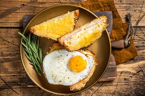 슬라이스 햄 녹은 에멘탈 치즈와 달걀 프렌치 토스트를 곁들인 크로크 무슈와 크로크 마담 샌드위치 나무 배경 위쪽 보기 크로크 마담에 대한 스톡 사진 및 기타 이미지 Istock