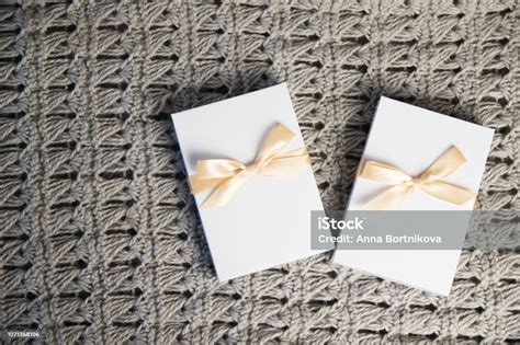 빛 회색 배경에 리본 화이트 상자에 두 개의 크리스마스 선물 새 해 휴일 구성 배너 텍스트에 대 한 공간을 복사 2018년에