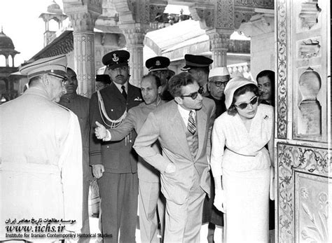 ثریا اسفندیاری بختیاری در کنار محمدرضا پهلوی در سفر به هندعکس