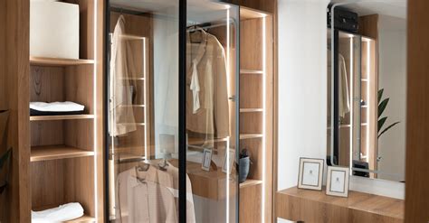 가구 가정용 가구 거울 거울 반사 깔끔한 나무 디스플레이 디자인 럭셔리 목조 미니멀리스트 방 부드러운 조명 샹들리에 선반 스타일 식물 실내