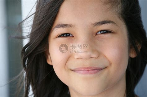 微笑的女孩孩子混血喜悦混血儿高清图片下载 正版图片320158590 摄图网