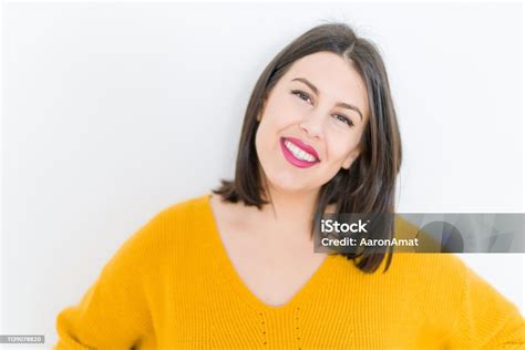 아름 다운 갈색 머리 젊은 여자 웃는 자신감 있고 쾌활 한 고립 된 흰색 배경 착용 캐주얼 노란색 스웨터 갈색 머리에 대한 스톡 사진 및 기타 이미지 Istock