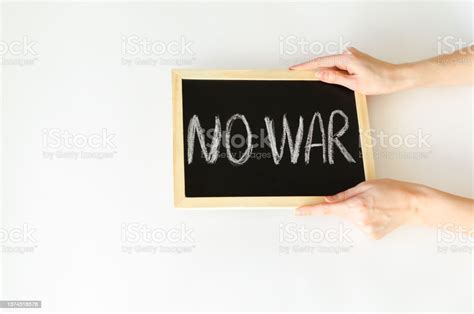 비문 노 전쟁과 흰색 배경에 배너를 들고 여자 전쟁 평화 개념을 중지합니다 군사 충돌 러시아 우크라이나 개념에 대한 스톡 사진 및 기타 이미지 Istock