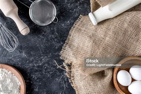 플랫 누워 어두운 탁상에 빵집에 대 한 다양 한 공급 원시 계란 밀가루 우유 병 0명에 대한 스톡 사진 및 기타 이미지 0명 가루로 빻은 가정 생활 Istock