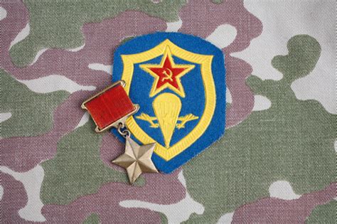 골드 스타 메달은 위장 유니폼 배경에 소련과 공수 군대 어깨 패치에 소련에서 제목 영웅의 수신자를 식별하는 특별한 휘장입니다 1에 대한 스톡 사진 및 기타 이미지 Istock
