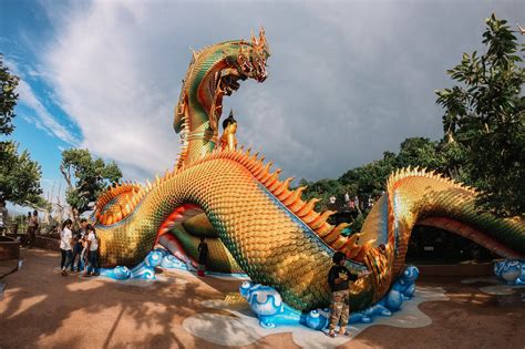 วัดถ้ำผาแด่น สกลนคร ลาพักเที่ยว