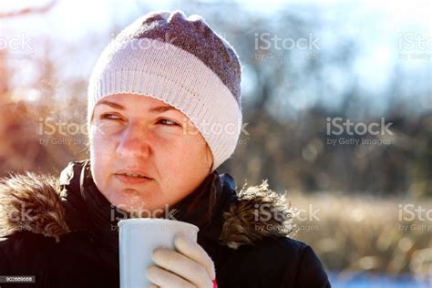 겨울 거리에서 야외에서 차를 마시는 젊은 여자의 초상화 거리에 대한 스톡 사진 및 기타 이미지 거리 겨울 겨울 코트 Istock