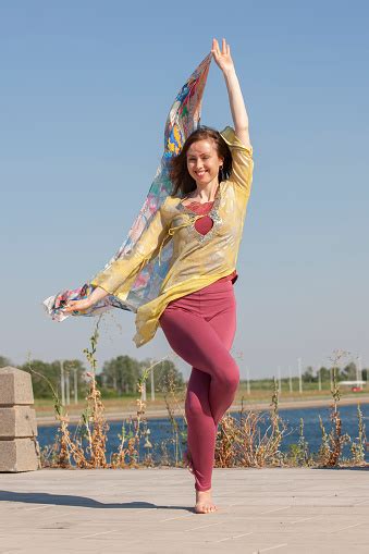 강 근처에서 요가를하고 좋은 날씨와 자연에서 긍정적 인 에너지를 즐기는 여성 건강한 생활방식에 대한 스톡 사진 및 기타 이미지 건강한 생활방식 고풍스런 공원 Istock