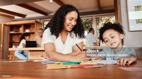 학습 교육 또는 공부 숙제 또는 예술적 취미를 위해 집에서 책에 그림을 그리는 아이와 함께하는 엄마 행복한 가족 발달 성장 및 창의적인 아기 소년 또는 유아와 어머니가