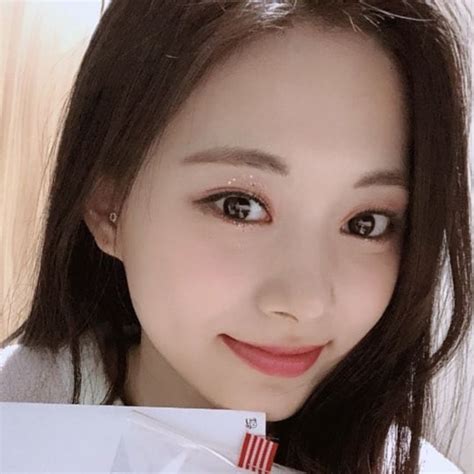 Chou Tzuyu Twice Selca Icon Pfp Kpop In Tzuyu Twice Girl Icons