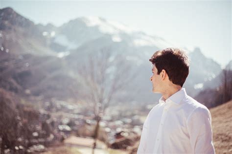 젊은 엘 레 강 스 유럽 남자의 마운트는 도시의 파노라마와 함께 자연의 전망을 보고 가을에 대한 스톡 사진 및 기타 이미지 가을 건강한 생활방식 걷기 Istock