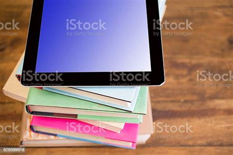 학교 돌아가기 교육 텍스트북 디지털 태블릿 에 탁삭용 칠판 0명에 대한 스톡 사진 및 기타 이미지 0명 개체 그룹 고등학교 Istock