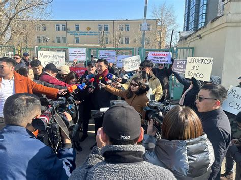 Live Д Мөнх Эрдэнийн шүүх хуралтай холбогдуулж АН ын гишүүд шүүхийн гадна жагсаж байна Isee Mn