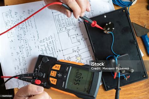 Proses Pembuatan Pengukuran Listrik Dengan Multimeter Menguji Peralatan