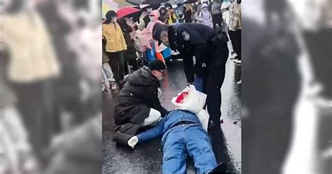 告白女直播主被打槍 杭州男「手捧鮮花躺平」賴在雪地不肯離去 Ctwant Line Today