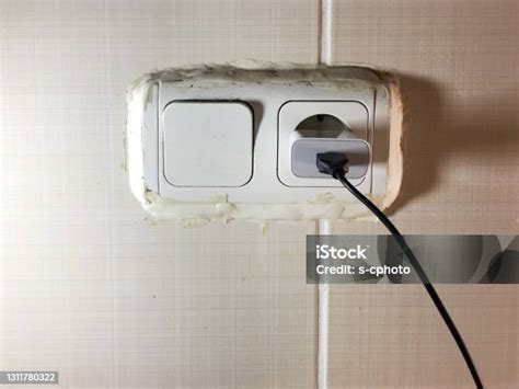 충전 케이블이 있는 먼지가 많고 오래된 전기 스위치 및 전기 콘센트 Usb 케이블에 대한 스톡 사진 및 기타 이미지 Usb 케이블 벽 플러그 어댑터 Istock