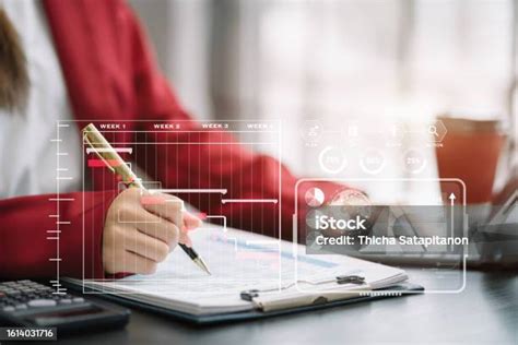 비즈니스 여성들은 사무실에서 새로운 시작 프로젝트를 진행하는 이정표 진행 계획 및 전문 투자자와 함께 일하고 작업을 업데이트합니다 개발에 대한 스톡 사진 및 기타 이미지