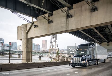 강을 가로 질러 두 층 다리의 낮은 수준에서 실행 세미 트레일러에 상업화물을 수송 그릴 가드와 큰 장비 검은 세미 트럭 0명에 대한 스톡 사진 및 기타 이미지 Istock