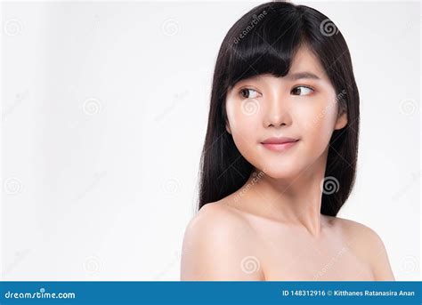 Mujer Asi Tica Joven Hermosa Con La Piel Fresca Limpia Foto De Archivo