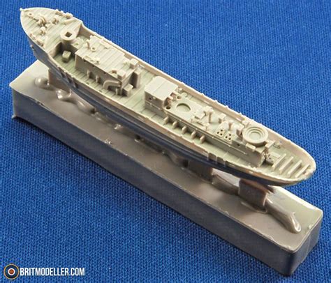 Round Table Class Trawler 1700 White Ensign Models Kits
