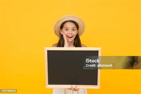 놀라운 제안 여름 방학 전에 목록을 할 수 있습니다 소녀는 칠판 복사 공간을 개최합니다 유용한 정보 아이들을위한 여름 클럽 여름 행사를 알리는 어린이 밀짚 모자 레저를 위한