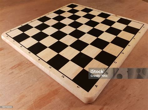 나무 보드 게임 체스 게임 하는 방법 순발력과 다른 각도의 체스 세트 조각과 체스판 흰색과 검은색 수치 고 체스 게임의 보드 0