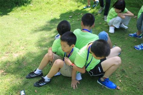 起身 起身站立 坐地起身卡通 大山谷图库