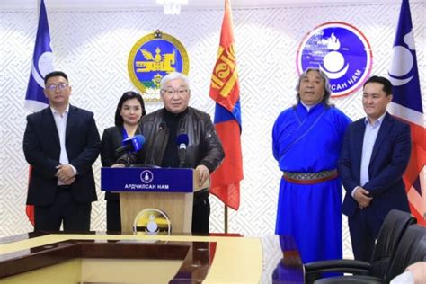 Э Бат Үүл Д Сосорбарам руу өчигдөр шившлэгтэй нунтаг цацсан