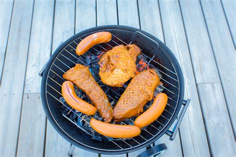 부두에 소시지와 스테이크를 곁들인 숯불 그릴 소트카모 핀란드 0명에 대한 스톡 사진 및 기타 이미지 0명 검은색 고기 Istock