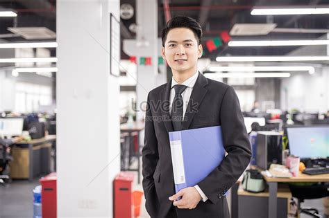 폴더를 들고 일하는 비즈니스 남자 사진 무료 다운로드 Lovepik