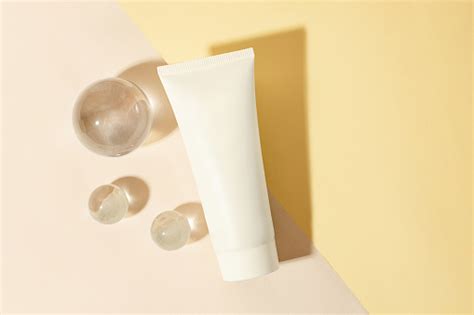 듀얼 파스텔 배경에 빈 화장품 튜브의 상단 보기 유리는 그 근처에 스퍼 깨끗함과 선명도의 개념 복사 공간이 있는 화장품 모형 0명에 대한 스톡 사진 및 기타 이미지 Istock