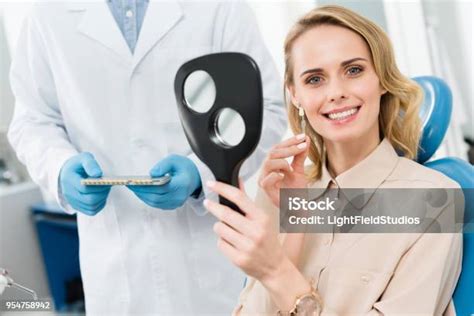 현대 치과에 거울 보고 하는 임 플 란 트 치아 여성 환자 선택 거울에 대한 스톡 사진 및 기타 이미지 거울 건강관리와
