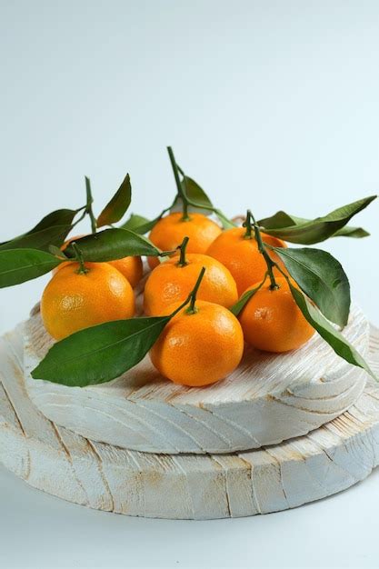 Mini Naranjas Sobre Fondo Blanco Foto Premium