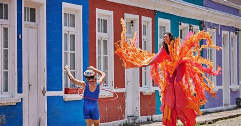 파란 드레스를 입은 여자와 빨간색과 주황색 드레스를 입은 여자 사진 Unsplash의 사육제 이미지