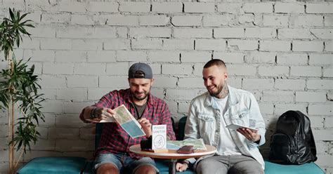 로프트 디자인의 현대적인 카페의 테이블에 앉아 함께 휴가를 계획하면서 여행 경로에 대해 논의하는 쾌활한 젊은이들 사진 Unsplash의 우정 이미지