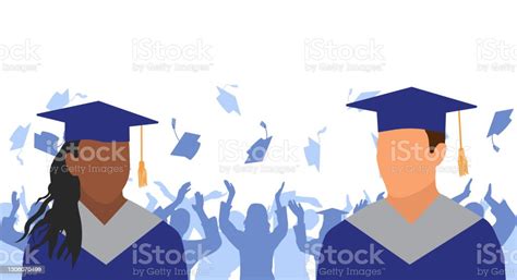 아프리카계 미국인 소녀와 백인 소년은 학문적 광장 모자를 던지는 졸업생의 쾌활한 군중의 배경에 맨틀과 학술 광장 모자에 졸업