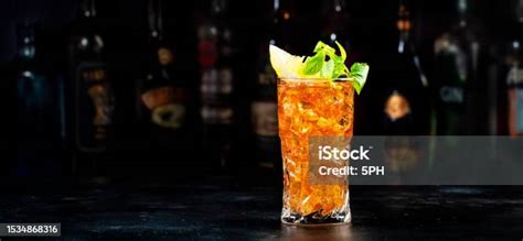 화이트 럼 드라이 진 보드카 데킬라 주류 레몬 주스 콜라 하이볼 유리와 병 어두운 바 배경 배너를 곁들인 보스턴 차 알코올 칵테일 음료 0명에 대한 스톡 사진 및 기타